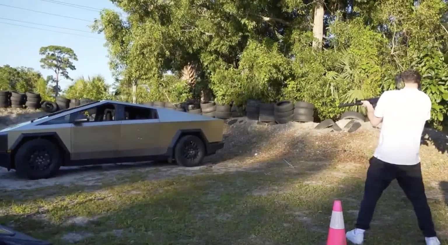 Streamer atira em seu Tesla Cybertruck pra testar se é realmente à ...