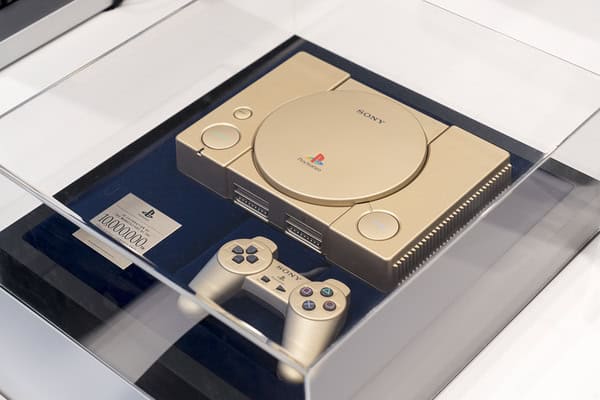 O exclusivo PS1 dourado, produzido em 1996 - Hardware