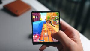 Mind One: o minúsculo smartphone com câmera giratória de 50 MP e ...