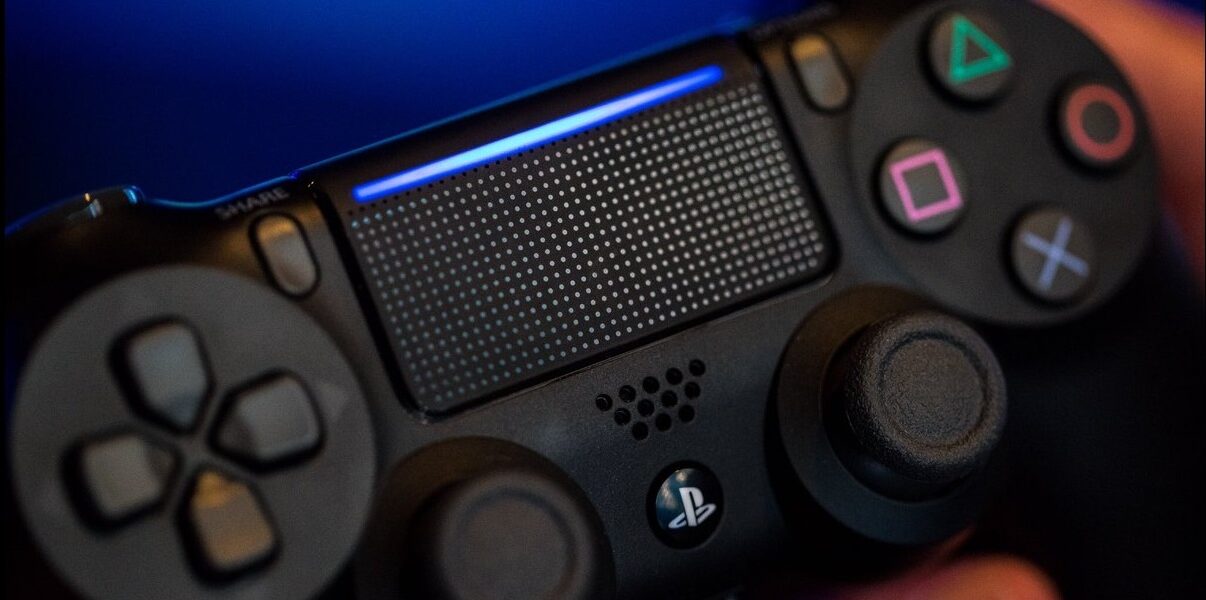 Ainda vale a pena comprar o DualShock 4? Controle está em promoção por ...