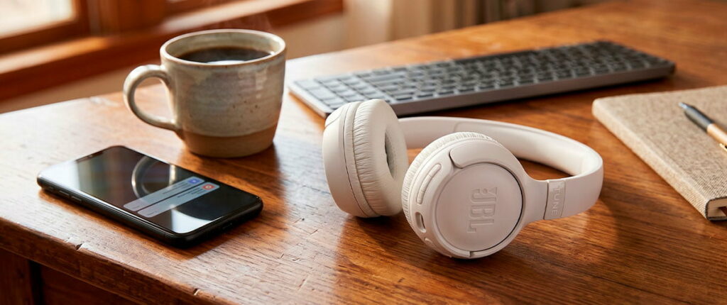 Fone da JBL com 76 horas de bateria está com 30% de desconto na Amazon