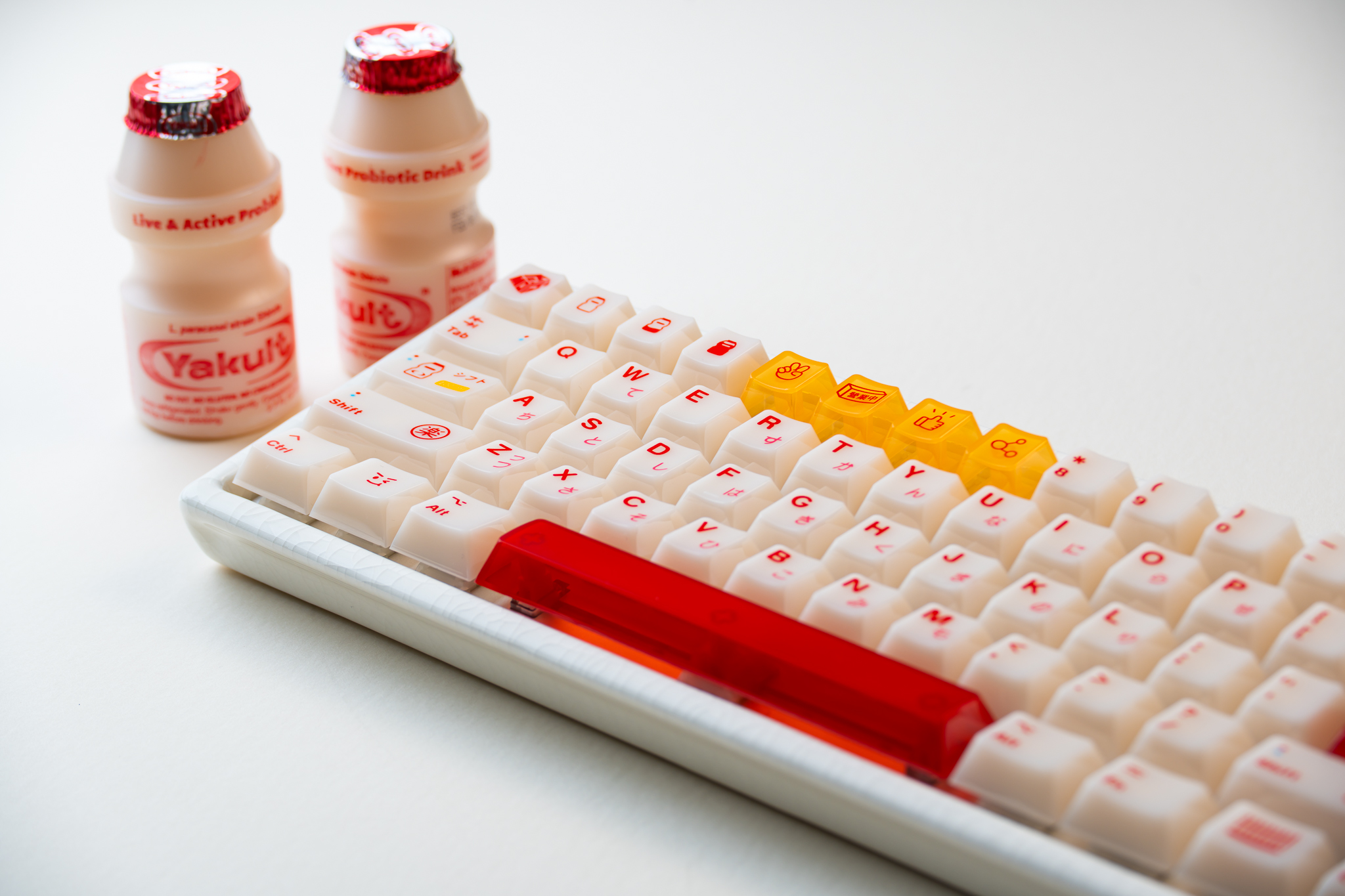 Cheers: esse conjunto de keycaps é inspirado no visual da garrafa ...