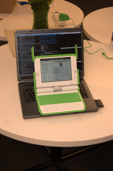 Fotos das primeiras unidades do OLPC - Hardware.com.br